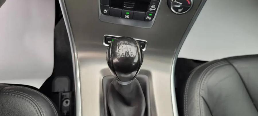 Black Volvo XC60 2013 in Riga, with an engine capacity of 2.40 L and mileage of 235 thousand km for 11990 €, photo 20 on AUTOMOTO.COM.LV