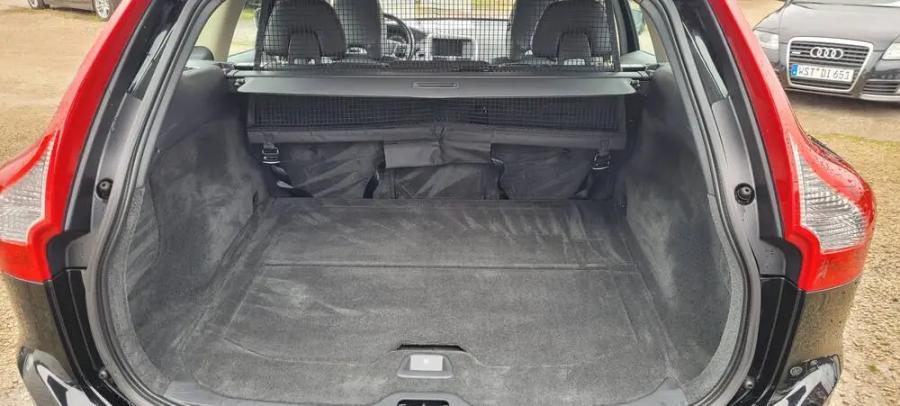 Black Volvo XC60 2013 in Riga, with an engine capacity of 2.40 L and mileage of 235 thousand km for 11990 €, photo 23 on AUTOMOTO.COM.LV