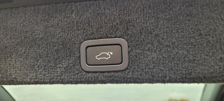 Black Volvo XC60 2013 in Riga, with an engine capacity of 2.40 L and mileage of 235 thousand km for 11990 €, photo 25 on AUTOMOTO.COM.LV