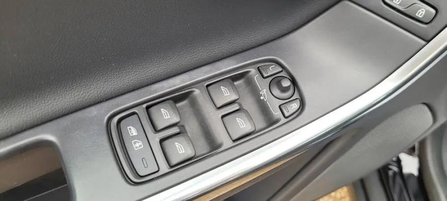 Black Volvo XC60 2013 in Riga, with an engine capacity of 2.40 L and mileage of 235 thousand km for 11990 €, photo 35 on AUTOMOTO.COM.LV