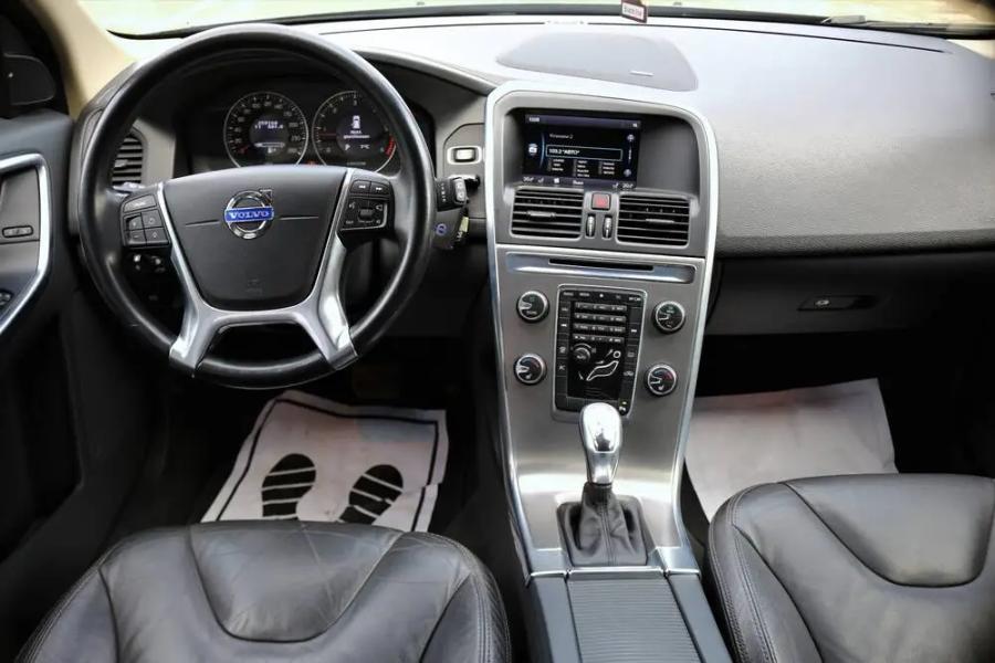 Black Volvo XC60 2013 in Riga, with an engine capacity of 2.00 L and mileage of 259 thousand km for 4500 €, photo 9 on AUTOMOTO.COM.LV