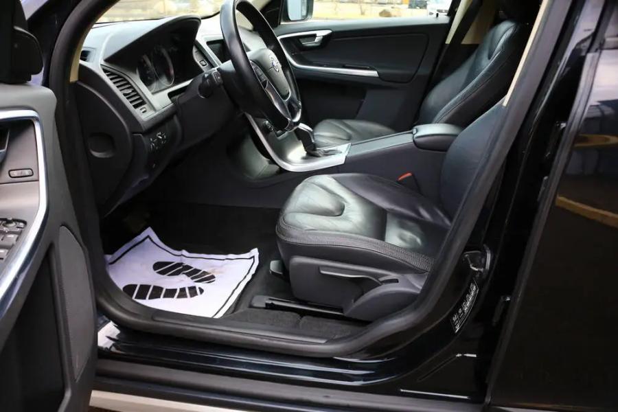 Black Volvo XC60 2013 in Riga, with an engine capacity of 2.00 L and mileage of 259 thousand km for 4500 €, photo 10 on AUTOMOTO.COM.LV