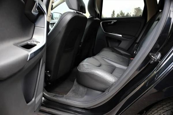Melns Volvo XC60 2013 Rīga, ar dzinēja tilpumu 2.00 L un nobraukumu 259 tūkst. km par 4500 €, foto 10 vietnē AUTOMOTO.COM.LV