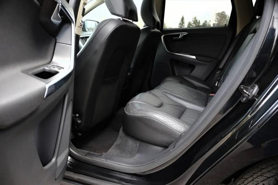 Black Volvo XC60 2013 in Riga, with an engine capacity of 2.00 L and mileage of 259 thousand km for 4500 €, photo 11 on AUTOMOTO.COM.LV