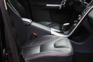 Black Volvo XC60 2013 in Riga, with an engine capacity of 2.00 L and mileage of 259 thousand km for 4500 €, photo 12 on AUTOMOTO.COM.LV