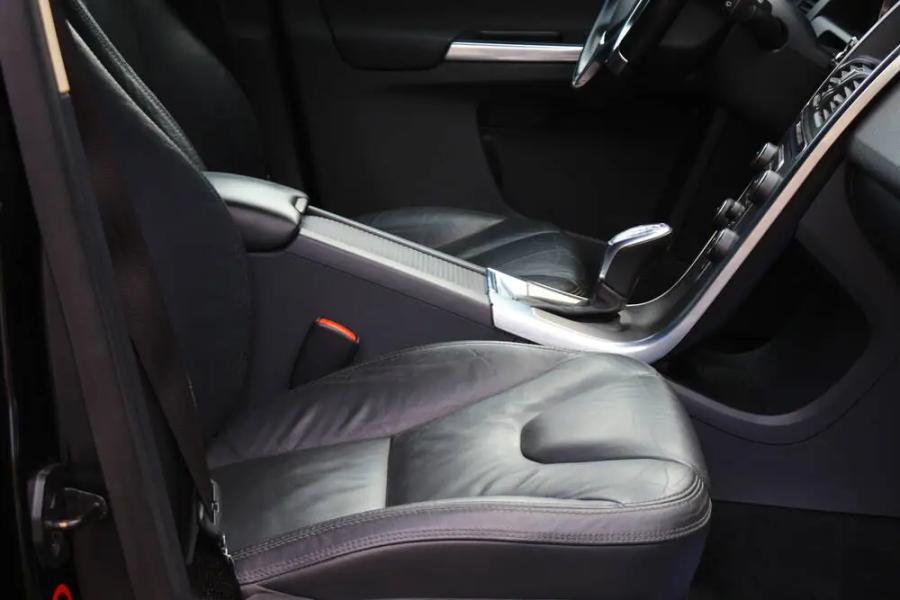 Black Volvo XC60 2013 in Riga, with an engine capacity of 2.00 L and mileage of 259 thousand km for 4500 €, photo 12 on AUTOMOTO.COM.LV