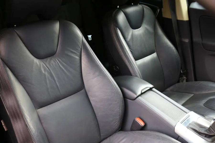 Black Volvo XC60 2013 in Riga, with an engine capacity of 2.00 L and mileage of 259 thousand km for 4500 €, photo 13 on AUTOMOTO.COM.LV
