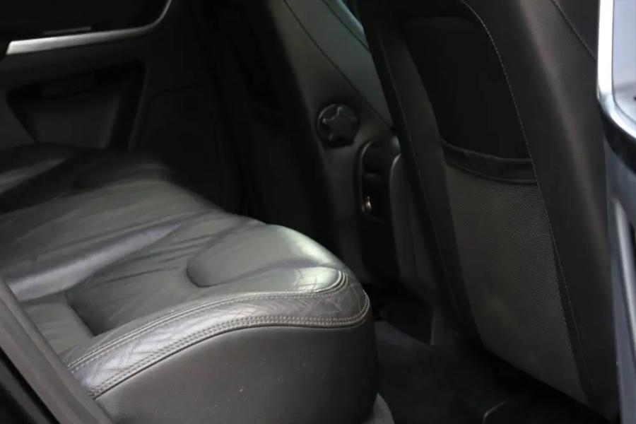 Black Volvo XC60 2013 in Riga, with an engine capacity of 2.00 L and mileage of 259 thousand km for 4500 €, photo 14 on AUTOMOTO.COM.LV