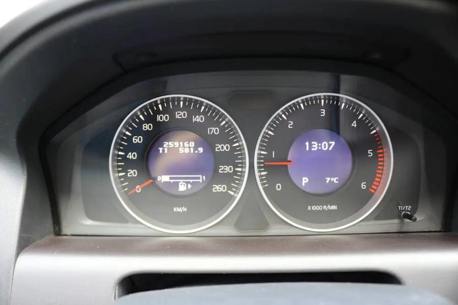 Black Volvo XC60 2013 in Riga, with an engine capacity of 2.00 L and mileage of 259 thousand km for 4500 €, photo 15 on AUTOMOTO.COM.LV