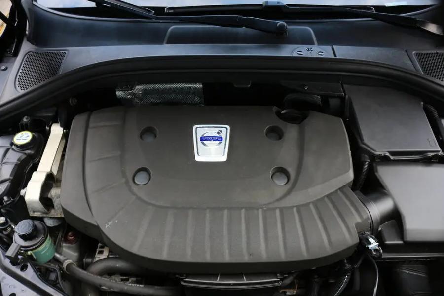 Black Volvo XC60 2013 in Riga, with an engine capacity of 2.00 L and mileage of 259 thousand km for 4500 €, photo 21 on AUTOMOTO.COM.LV