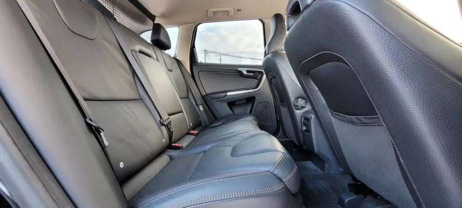 Melns Volvo XC60 2013 Rīga, ar dzinēja tilpumu 2.40 L un nobraukumu 283 tūkst. km par 11700 €, foto 17 vietnē AUTOMOTO.COM.LV