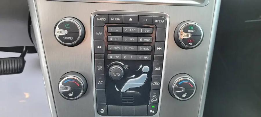 Melns Volvo XC60 2013 Rīga, ar dzinēja tilpumu 2.40 L un nobraukumu 283 tūkst. km par 11700 €, foto 22 vietnē AUTOMOTO.COM.LV
