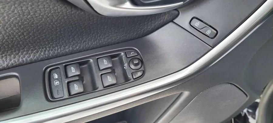 Melns Volvo XC60 2013 Rīga, ar dzinēja tilpumu 2.40 L un nobraukumu 283 tūkst. km par 11700 €, foto 24 vietnē AUTOMOTO.COM.LV