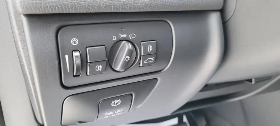Melns Volvo XC60 2013 Rīga, ar dzinēja tilpumu 2.40 L un nobraukumu 283 tūkst. km par 11700 €, foto 25 vietnē AUTOMOTO.COM.LV