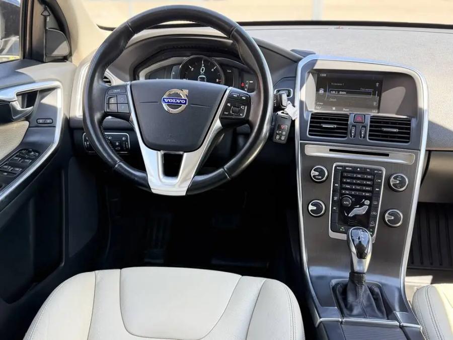 Melns Volvo XC60 2013 Rīga, ar dzinēja tilpumu 2.40 L un nobraukumu 272 tūkst. km par 9500 €, foto 5 vietnē AUTOMOTO.COM.LV