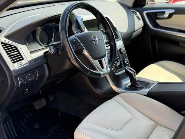 Melns Volvo XC60 2013 Rīga, ar dzinēja tilpumu 2.40 L un nobraukumu 272 tūkst. km par 9500 €, foto 9 vietnē AUTOMOTO.COM.LV