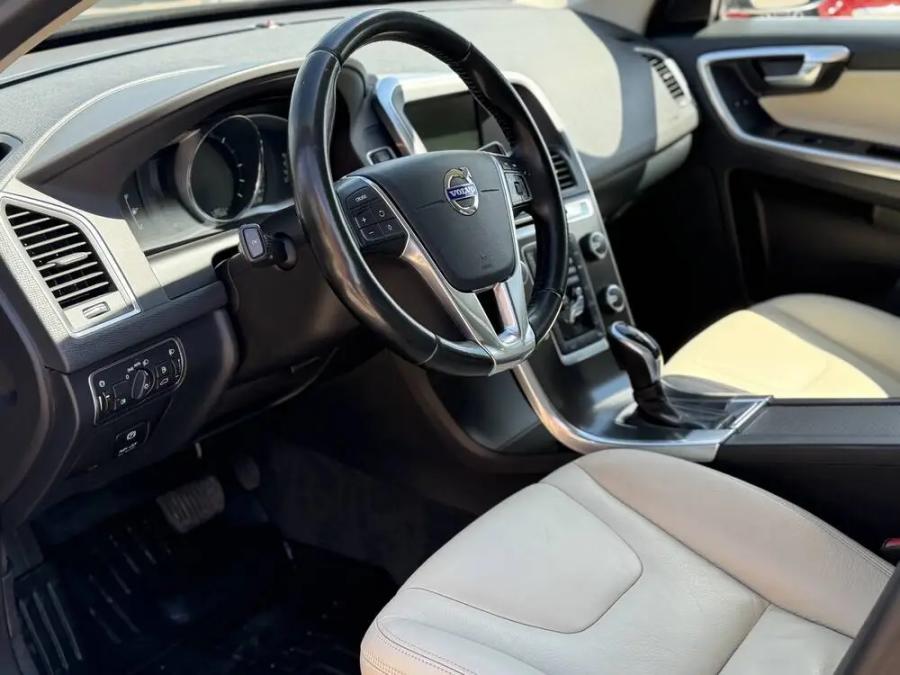 Melns Volvo XC60 2013 Rīga, ar dzinēja tilpumu 2.40 L un nobraukumu 272 tūkst. km par 9500 €, foto 10 vietnē AUTOMOTO.COM.LV
