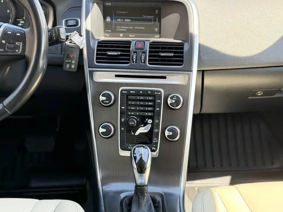 Melns Volvo XC60 2013 Rīga, ar dzinēja tilpumu 2.40 L un nobraukumu 272 tūkst. km par 9500 €, foto 12 vietnē AUTOMOTO.COM.LV