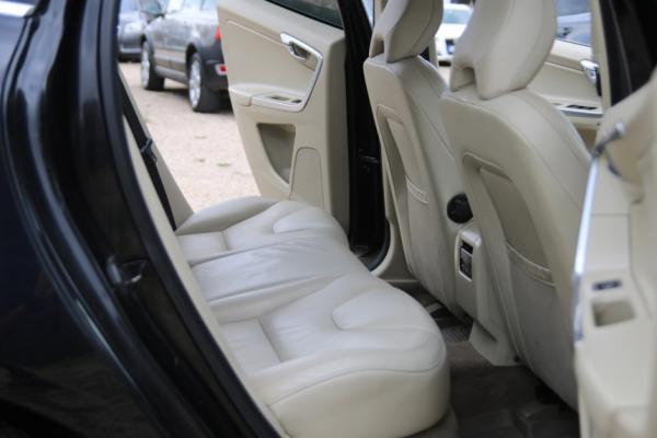 Melns Volvo XC60 2013 Rīga, ar dzinēja tilpumu 2.00 L un nobraukumu 252 tūkst. km par 9490 €, foto 7 vietnē AUTOMOTO.COM.LV