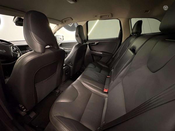 Black Volvo XC60 2013 in Marijampole, with an engine capacity of 1.98 L and mileage of 297 thousand km for 8950 €, photo 3 on AUTOMOTO.COM.LV