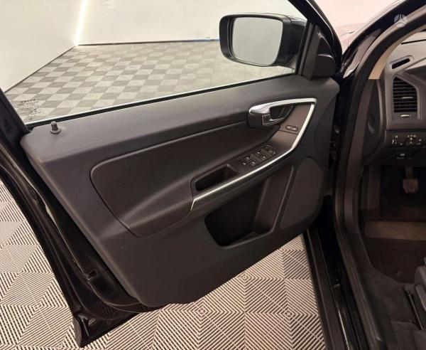 Black Volvo XC60 2013 in Marijampole, with an engine capacity of 1.98 L and mileage of 297 thousand km for 8950 €, photo 7 on AUTOMOTO.COM.LV