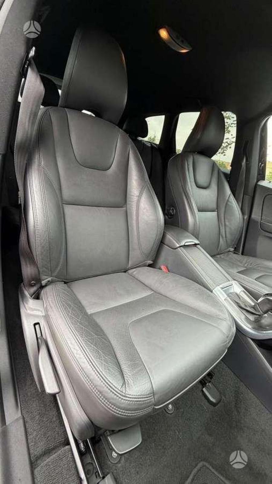 Melns Volvo XC60 2013 Šauļi, ar dzinēja tilpumu 1.98 L un nobraukumu 264 tūkst. km par 13750 €, foto 21 vietnē AUTOMOTO.COM.LV