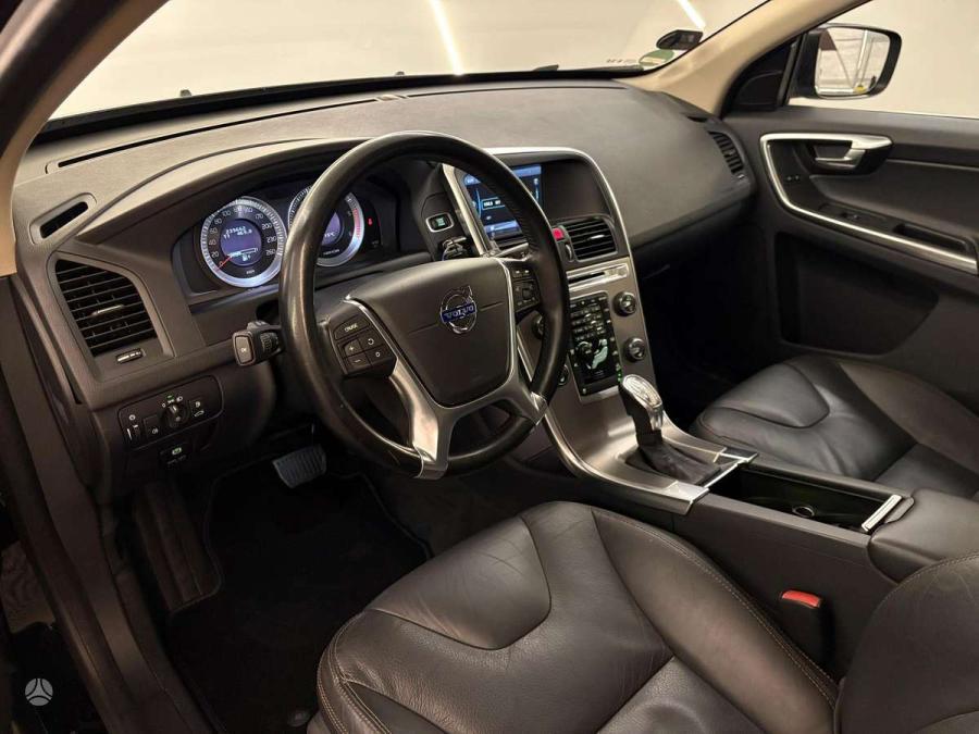 Black Volvo XC60 2013 in Marijampole, with an engine capacity of 2.40 L and mileage of 240 thousand km for 11950 €, photo 3 on AUTOMOTO.COM.LV