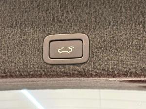 Black Volvo XC60 2013 in Marijampole, with an engine capacity of 2.40 L and mileage of 240 thousand km for 11950 €, photo 5 on AUTOMOTO.COM.LV