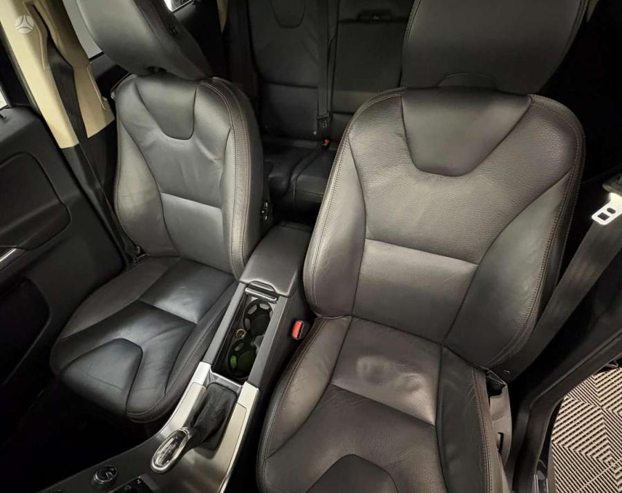 Black Volvo XC60 2013 in Marijampole, with an engine capacity of 2.40 L and mileage of 240 thousand km for 11950 €, photo 13 on AUTOMOTO.COM.LV
