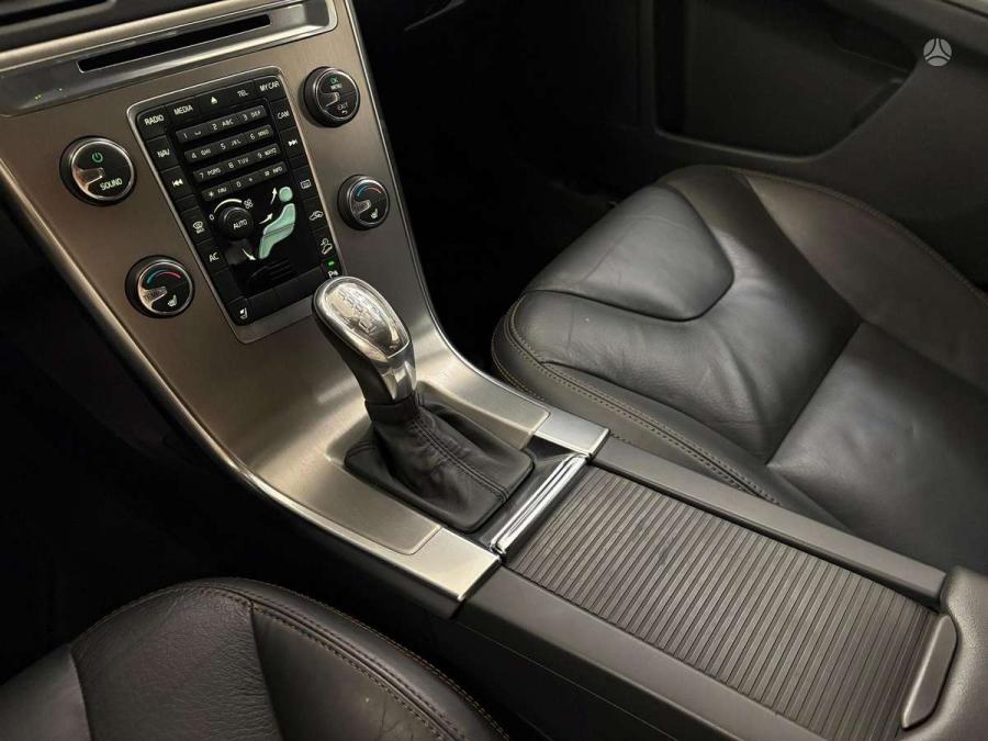Black Volvo XC60 2013 in Marijampole, with an engine capacity of 2.40 L and mileage of 240 thousand km for 11950 €, photo 16 on AUTOMOTO.COM.LV