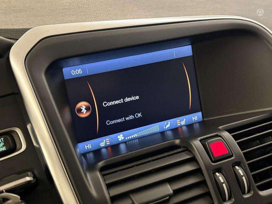Black Volvo XC60 2013 in Marijampole, with an engine capacity of 2.40 L and mileage of 240 thousand km for 11950 €, photo 21 on AUTOMOTO.COM.LV