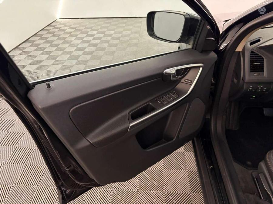 Black Volvo XC60 2013 in Marijampole, with an engine capacity of 2.40 L and mileage of 240 thousand km for 11950 €, photo 24 on AUTOMOTO.COM.LV