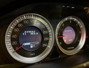 Black Volvo XC60 2013 in Marijampole, with an engine capacity of 2.40 L and mileage of 240 thousand km for 11950 €, photo 27 on AUTOMOTO.COM.LV