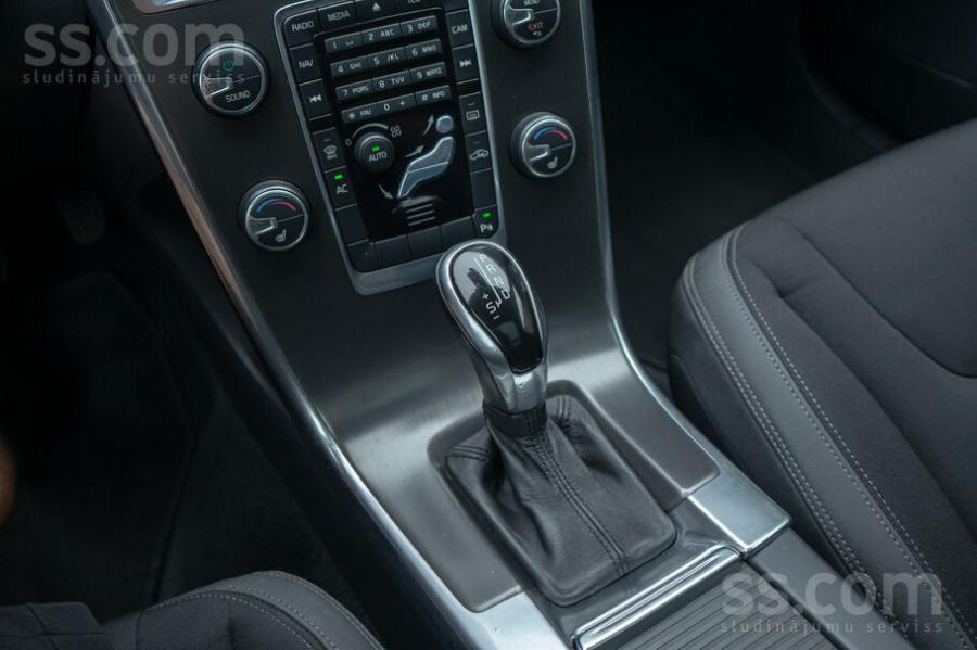 Melns Volvo XC60 2013 Liepāja, ar dzinēja tilpumu 2.00 L un nobraukumu 297 tūkst. km par 10300 €, foto 19 vietnē AUTOMOTO.COM.LV