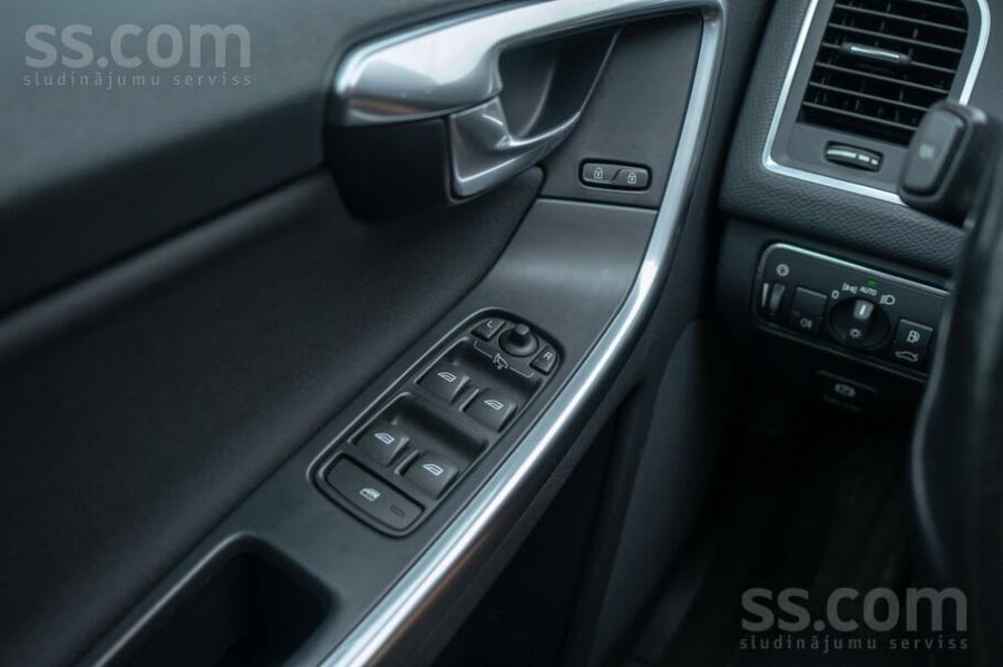 Melns Volvo XC60 2013 Liepāja, ar dzinēja tilpumu 2.00 L un nobraukumu 297 tūkst. km par 10300 €, foto 24 vietnē AUTOMOTO.COM.LV