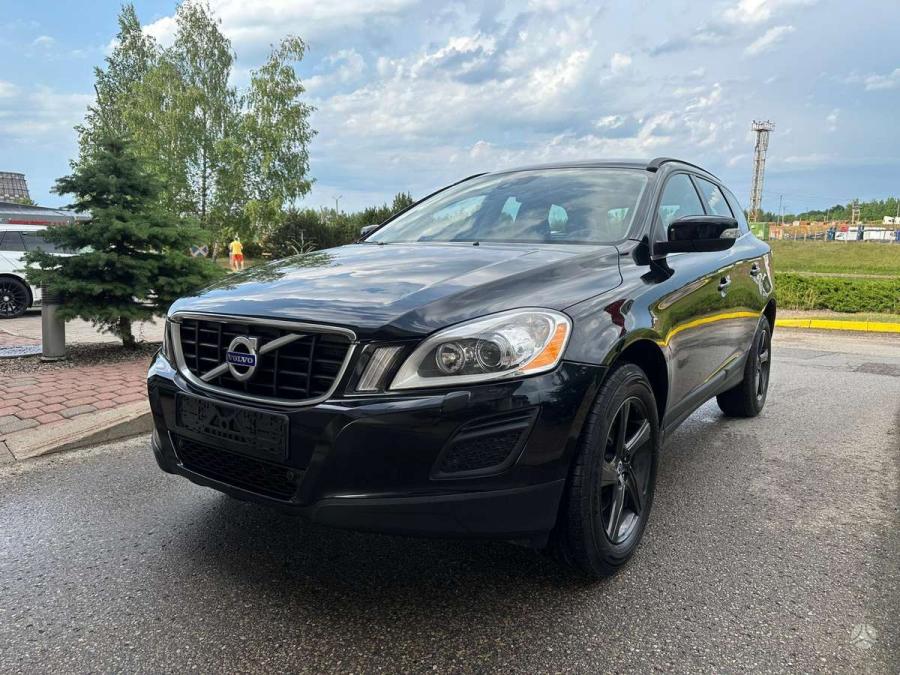 Black Volvo XC60 2013 in Vilnius, with an engine capacity of 1.98 L and mileage of 286 thousand km for 8900 €, photo 4 on AUTOMOTO.COM.LV