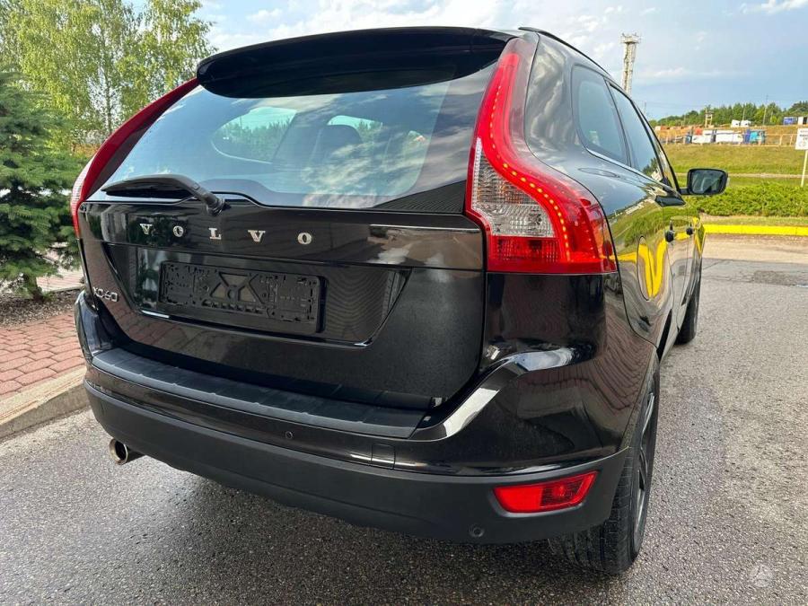 Black Volvo XC60 2013 in Vilnius, with an engine capacity of 1.98 L and mileage of 286 thousand km for 8900 €, photo 9 on AUTOMOTO.COM.LV