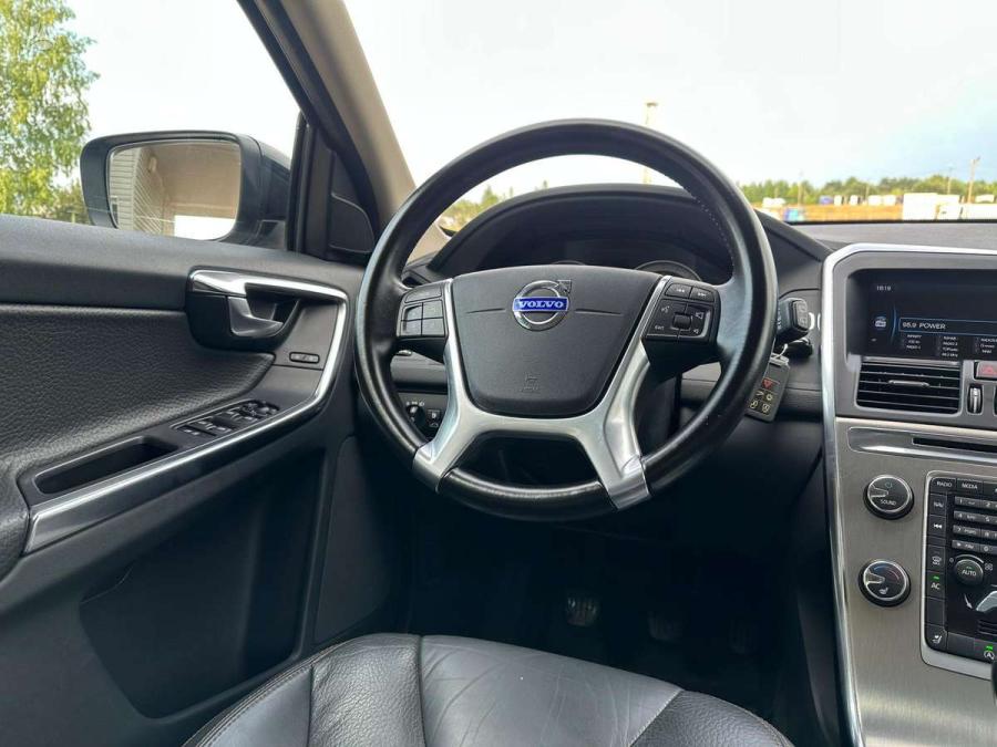 Black Volvo XC60 2013 in Vilnius, with an engine capacity of 1.98 L and mileage of 286 thousand km for 8900 €, photo 17 on AUTOMOTO.COM.LV
