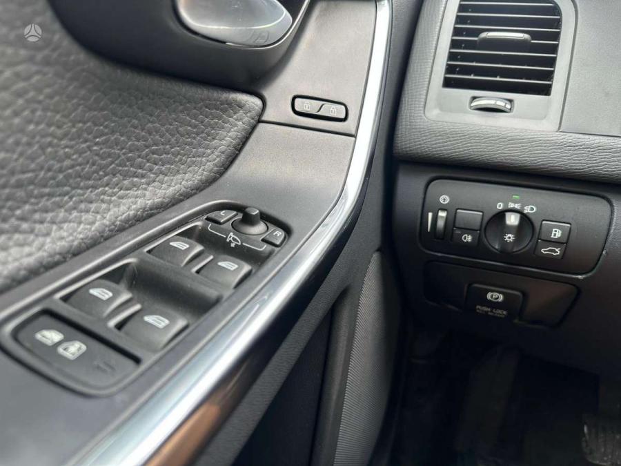 Black Volvo XC60 2013 in Vilnius, with an engine capacity of 1.98 L and mileage of 286 thousand km for 8900 €, photo 30 on AUTOMOTO.COM.LV