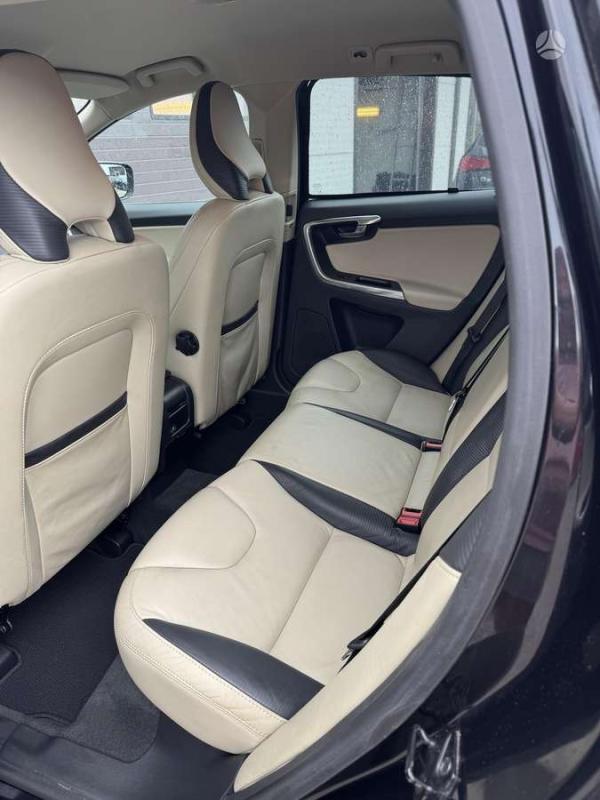 Black Volvo XC60 2013 in Utena, with an engine capacity of 1.98 L and mileage of 225 thousand km for 9950 €, photo 10 on AUTOMOTO.COM.LV