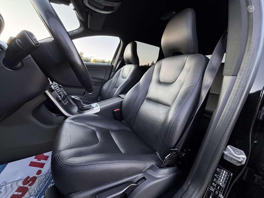 Melns Volvo XC60 2013 Raseiniai, ar dzinēja tilpumu 1.98 L un nobraukumu 231 tūkst. km par 12700 €, foto 22 vietnē AUTOMOTO.COM.LV