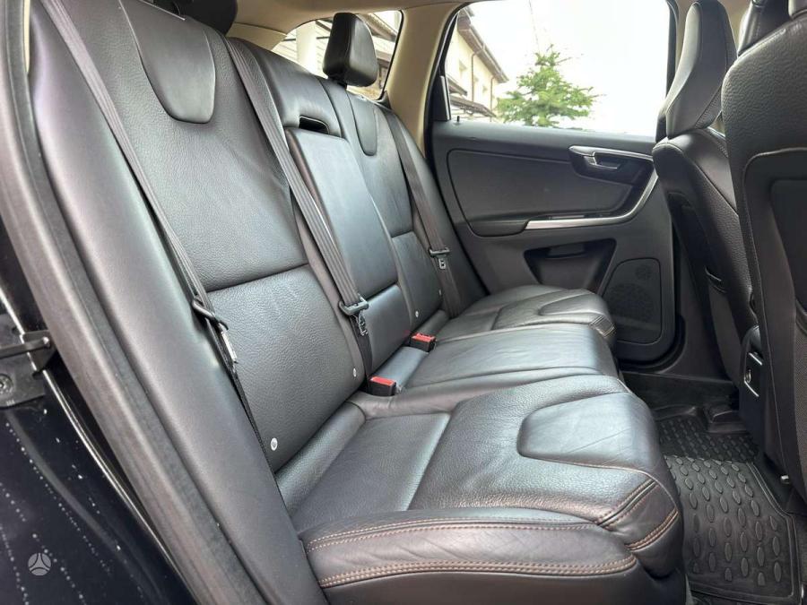 Melns Volvo XC60 2013 Viļņa, ar dzinēja tilpumu 1.98 L un nobraukumu 286 tūkst. km par 8700 €, foto 27 vietnē AUTOMOTO.COM.LV
