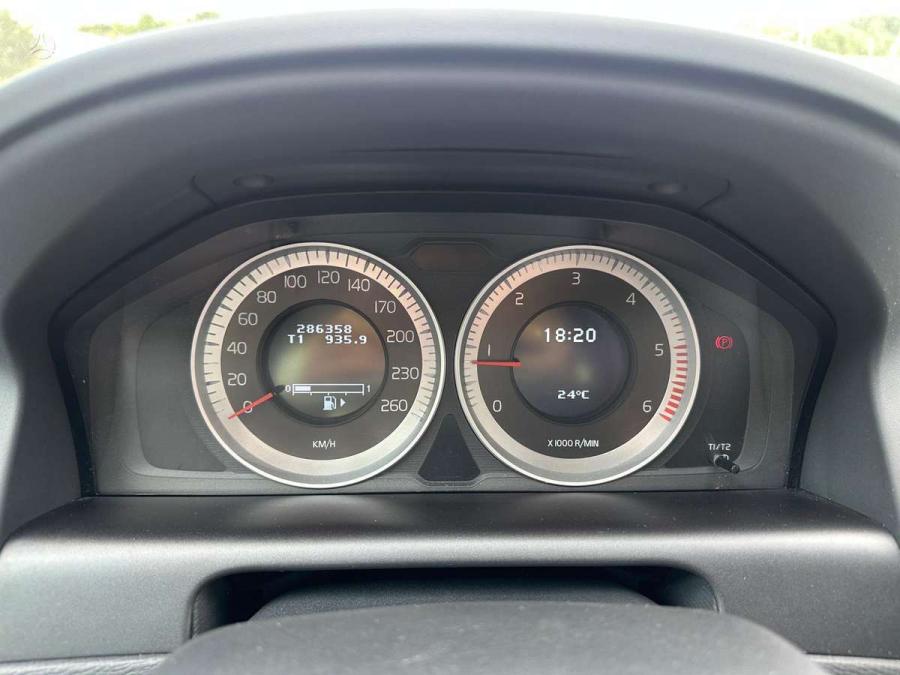 Melns Volvo XC60 2013 Viļņa, ar dzinēja tilpumu 1.98 L un nobraukumu 286 tūkst. km par 8700 €, foto 34 vietnē AUTOMOTO.COM.LV