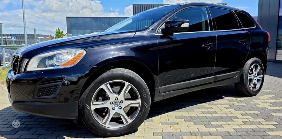 Black Volvo XC60 2013 in Siauliai, with an engine capacity of 1.98 L and mileage of 230 thousand km for 11950 €, photo 7 on AUTOMOTO.COM.LV