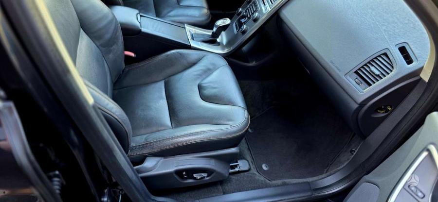 Black Volvo XC60 2013 in Siauliai, with an engine capacity of 1.98 L and mileage of 230 thousand km for 11950 €, photo 23 on AUTOMOTO.COM.LV