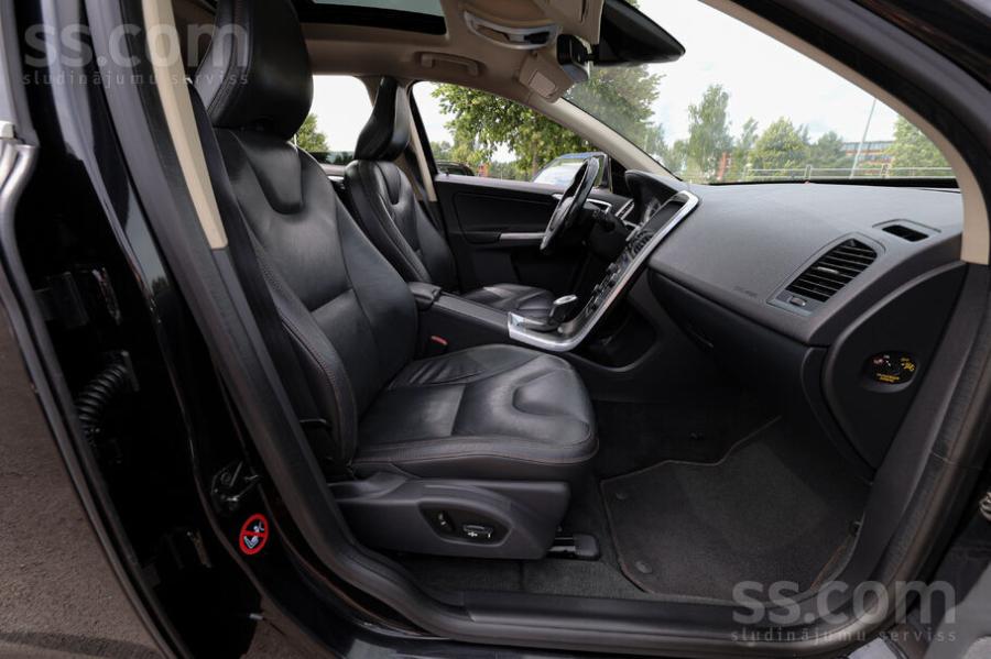 Melns Volvo XC60 2013 Jelgava, ar dzinēja tilpumu 2.40 L un nobraukumu 0 tūkst. km par 9990 €, foto 13 vietnē AUTOMOTO.COM.LV