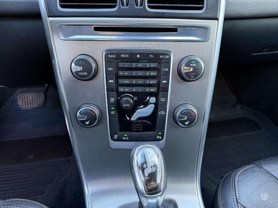 Melns Volvo XC60 2013 Šauļi, ar dzinēja tilpumu 2.95 L un nobraukumu 212 tūkst. km par 9450 €, foto 16 vietnē AUTOMOTO.COM.LV