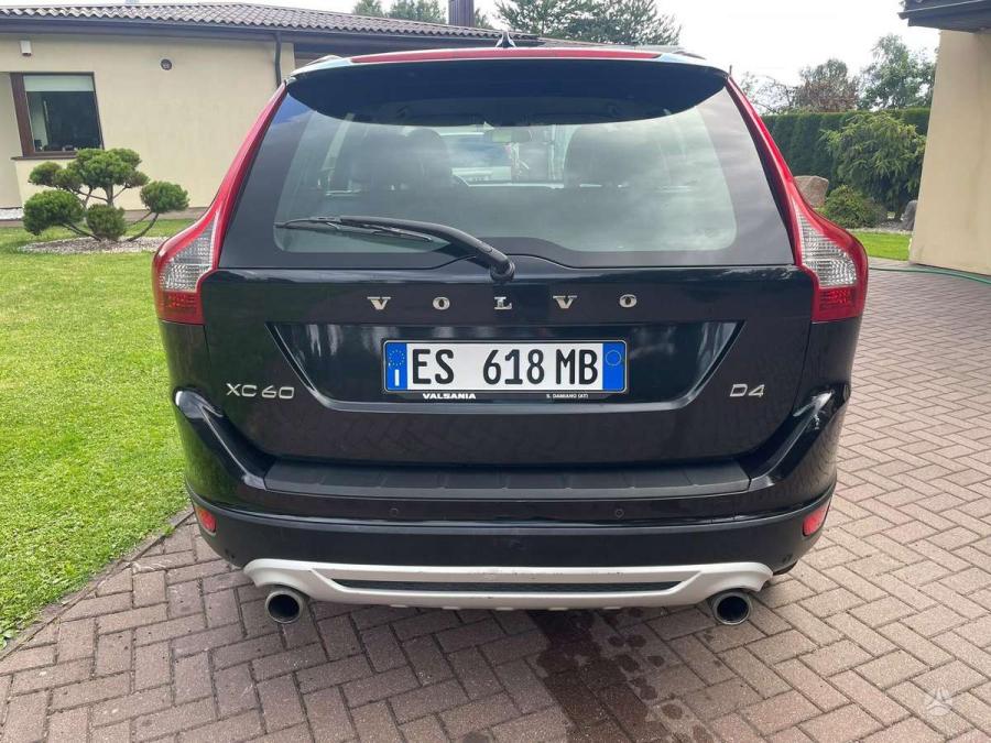 Black Volvo XC60 2013 in Siauliai, with an engine capacity of 1.98 L and mileage of 334 thousand km for 7750 €, photo 9 on AUTOMOTO.COM.LV