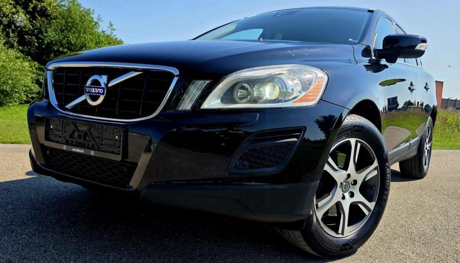 Black Volvo XC60 2013 in Siauliai, with an engine capacity of 1.98 L and mileage of 230 thousand km for 11650 €, photo 6 on AUTOMOTO.COM.LV