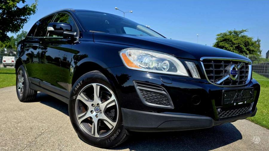 Black Volvo XC60 2013 in Siauliai, with an engine capacity of 1.98 L and mileage of 230 thousand km for 11650 €, photo 8 on AUTOMOTO.COM.LV